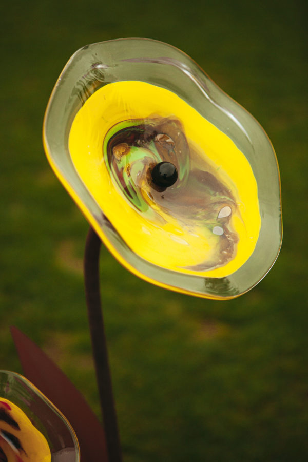 Decoratieve kelk bloem voorzien van drie glazen bloemen, roest design ...