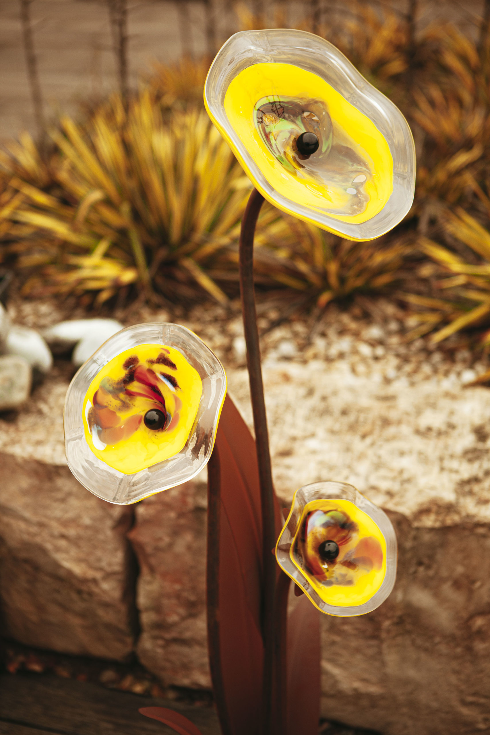 Decoratieve kelk bloem voorzien van drie glazen bloemen, roest design ...