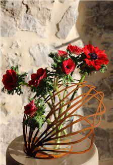 Langwerpig licht gebogen blad op ronde plaat, roest design - Rustique ...