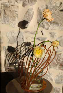 Langwerpig licht gebogen blad op ronde plaat, roest design - Rustique ...